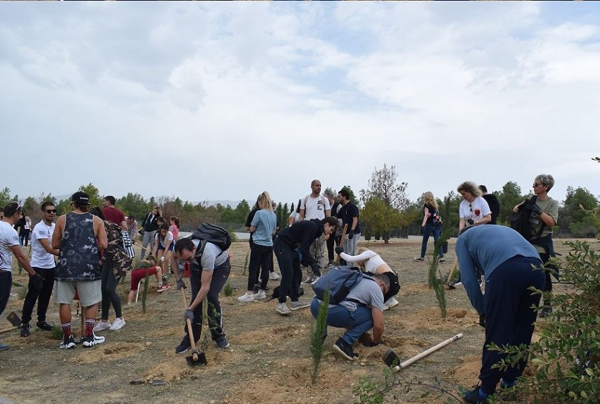 Γαλάτσι: 1.000 δέντρα φύτευσαν 300 εθελοντές στο χώρο γύρω από το ...