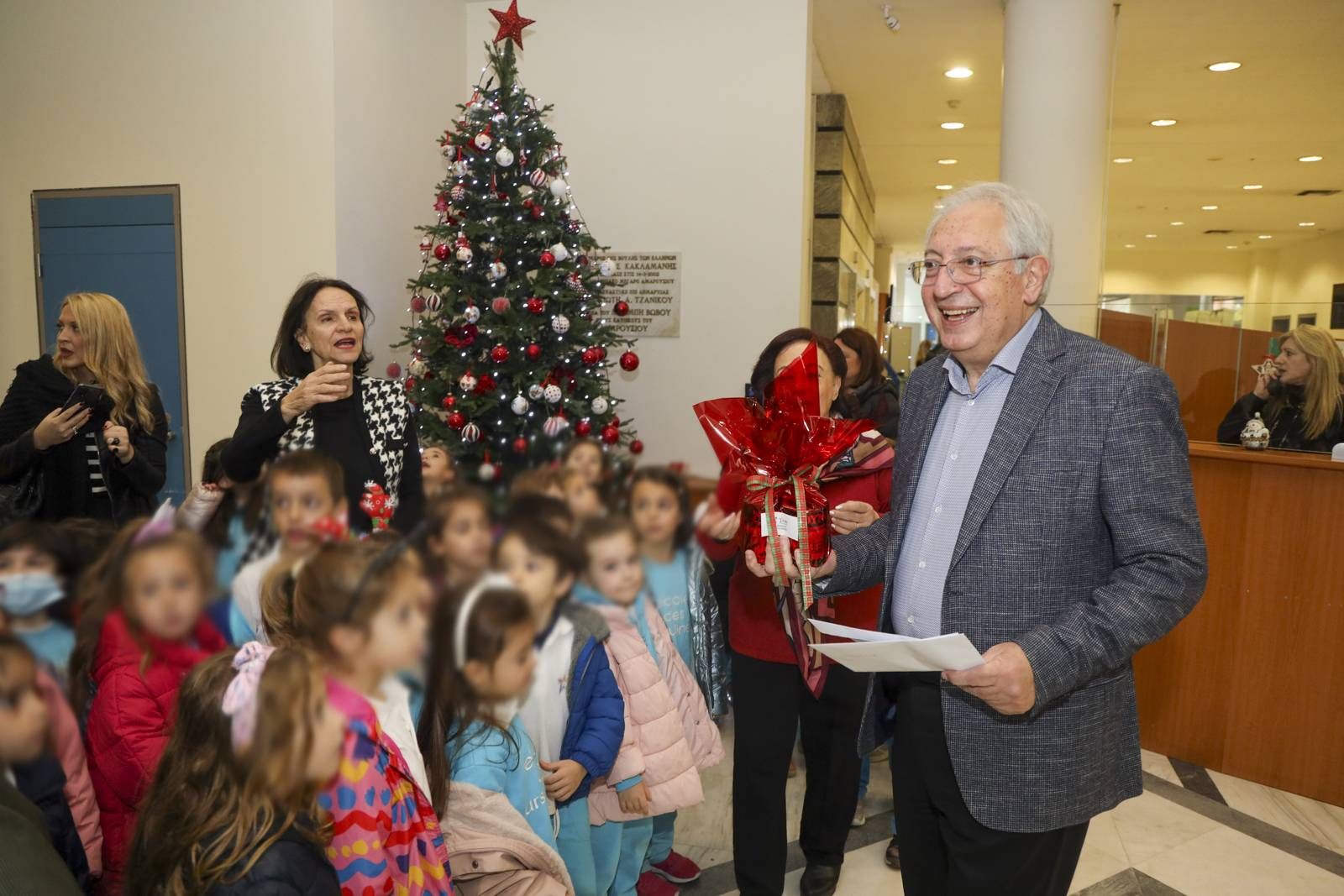 Τα “έψαλλαν” στο Δήμαρχο Αμαρουσίου Θεόδωρο Αμπατζόγλου