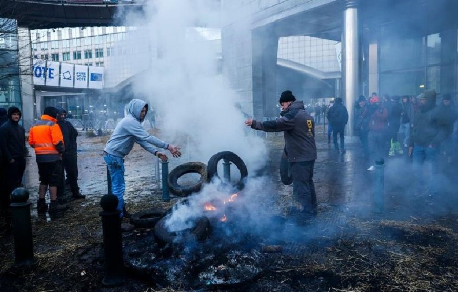 Αγροτικά τρακτέρ και φωτιές στη Σύνοδο Κορυφής στις Βρυξέλλες